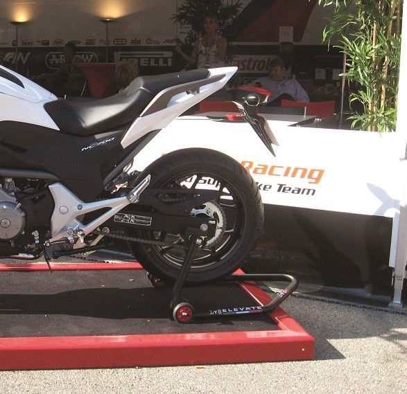 Paddock stand achter universeel zwart LV8 - MDI-online.nl